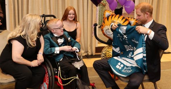 Blake meets Prince Harry and presents him with a shirt - Photo 1 of 1 ...